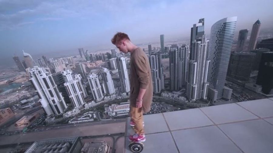 Oleg Cricket fait du self balancing sur un toit | OpenMinded